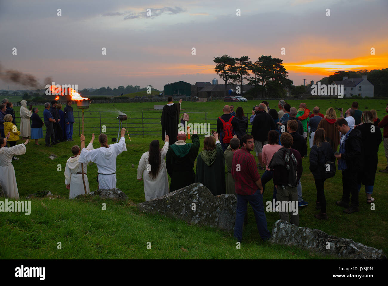 Summer Solstice Celebration, Bryn Celli Ddu, Anglesey Stock Photo - Alamy
