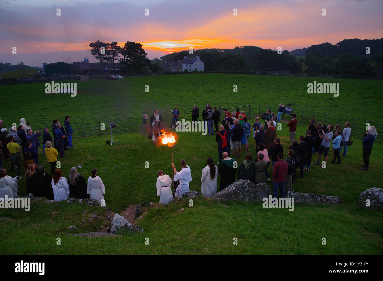 Summer Solstice Celebration, Bryn Celli Ddu, Anglesey Stock Photo - Alamy