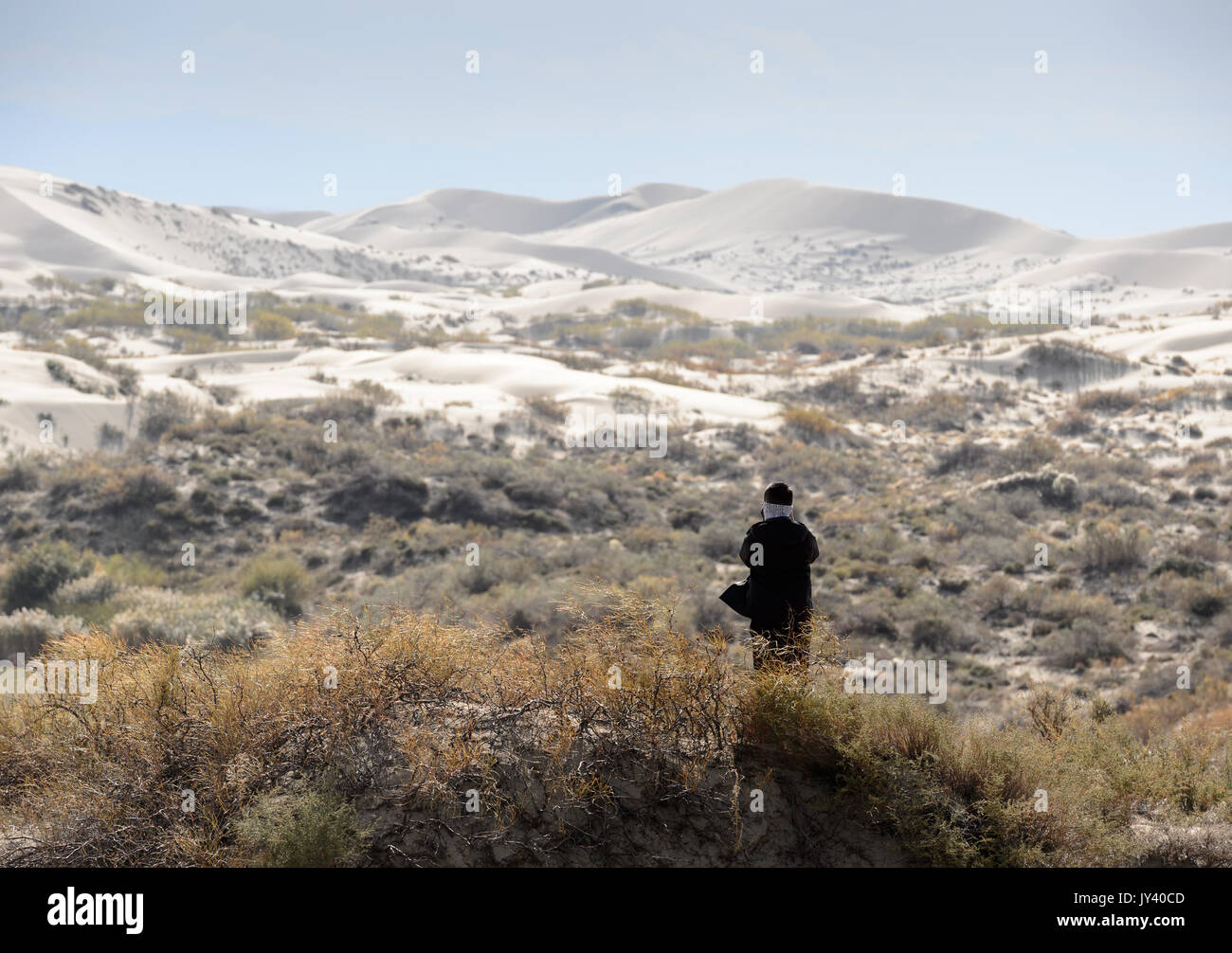 Man in the desert hi-res stock photography and images - Alamy