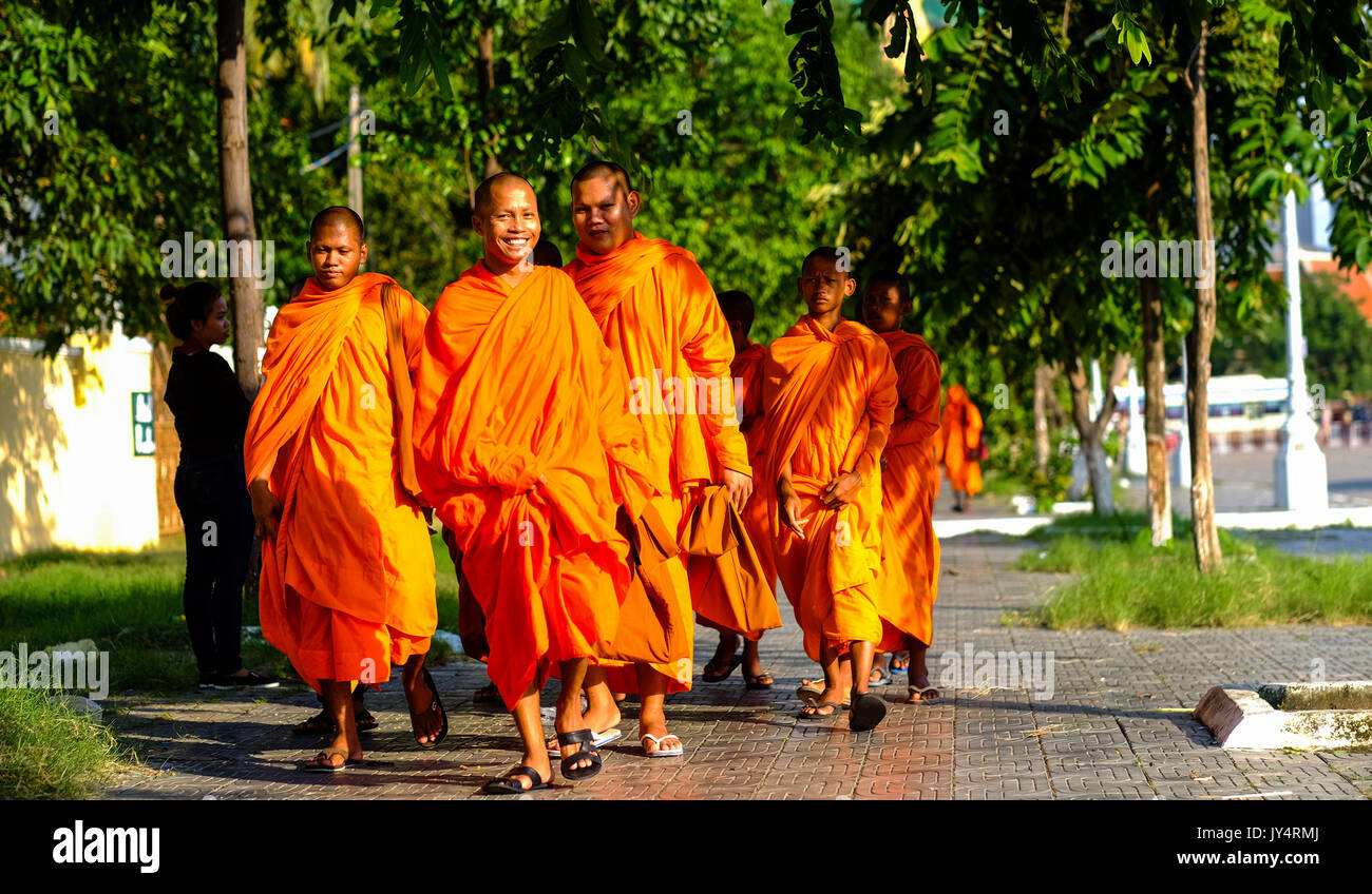 Cambodian monks outside the Royal Palace, Phnom Penh, Cambodia Stock ...
