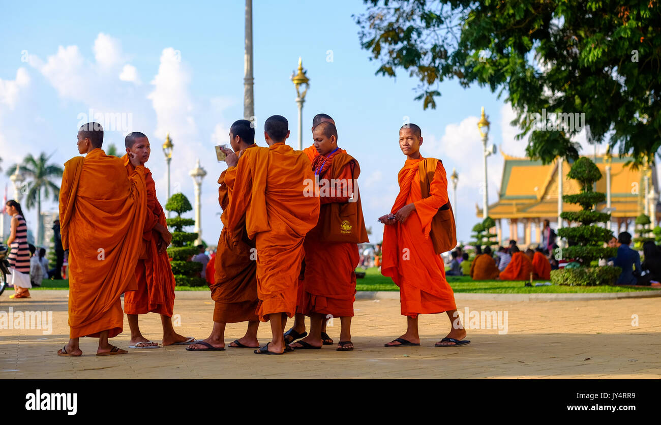 Cambodian monks outside the Royal Palace, Phnom Penh, Cambodia Stock ...