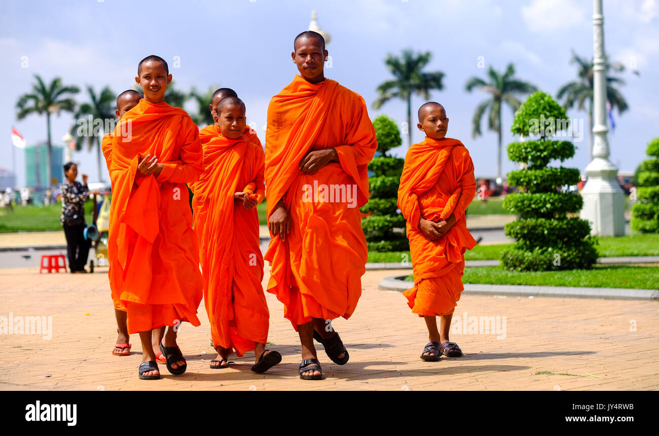 Cambodian monks outside the Royal Palace, Phnom Penh, Cambodia Stock ...