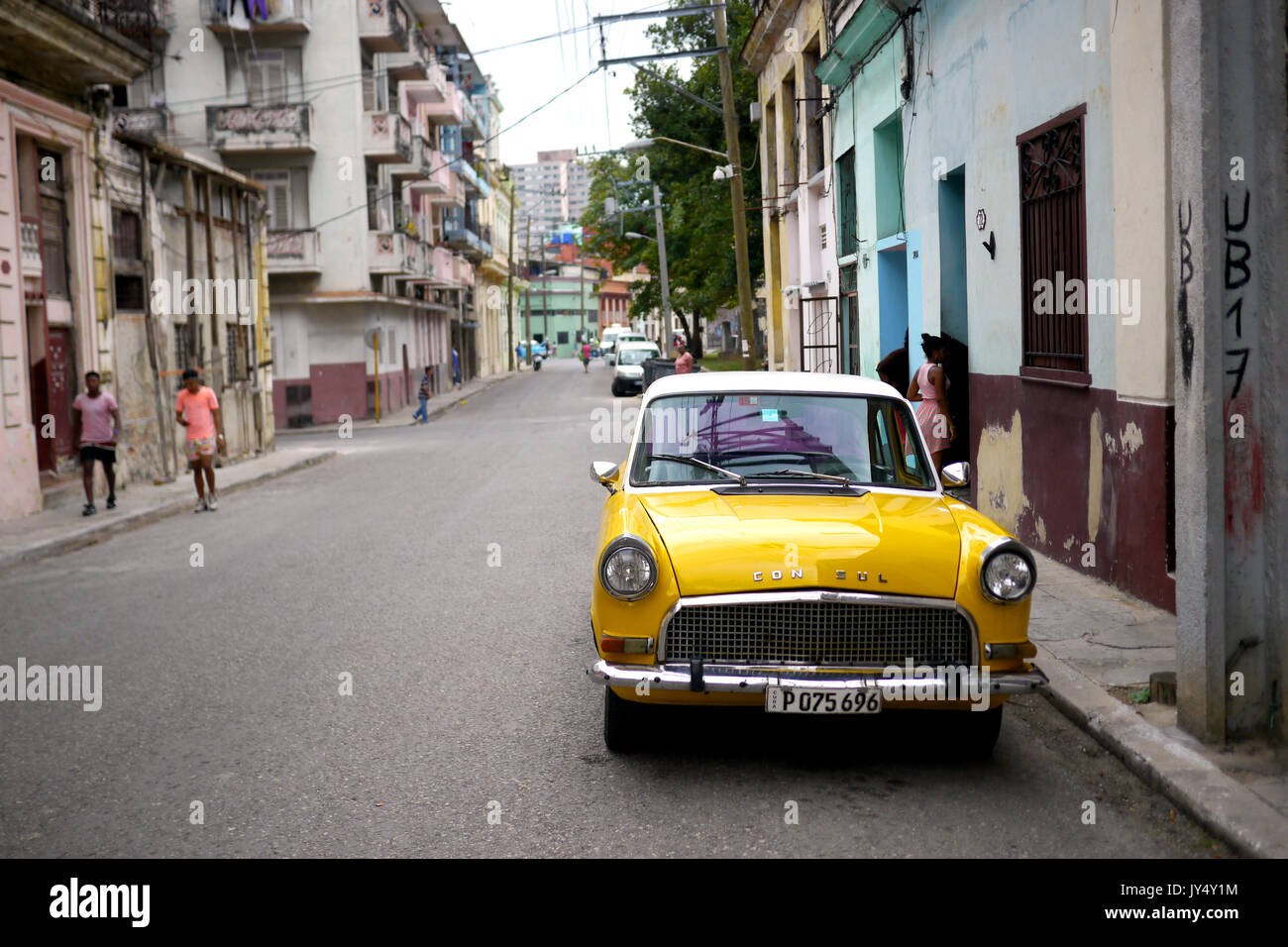 Classic blue car yellow building hi-res stock photography and images ...
