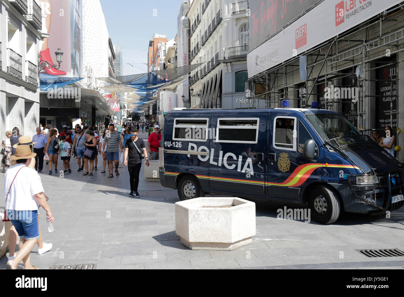 Madrid, Spain. 18th Aug, 2017. Police control in Madrid street after ...