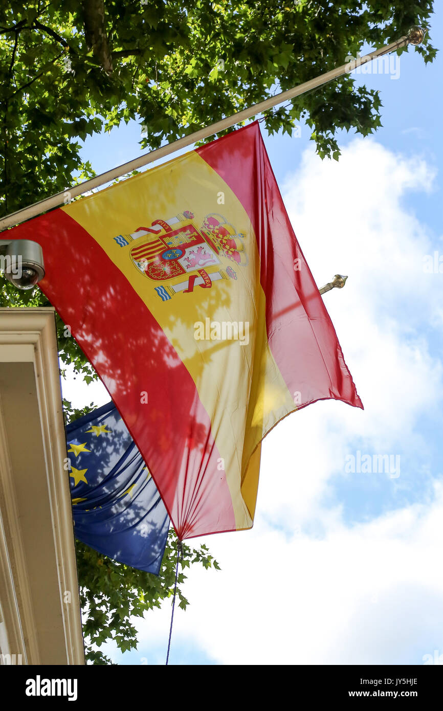Spanish Embassy. London, UK. 18th Aug, 2017. Staff at the Spanish ...