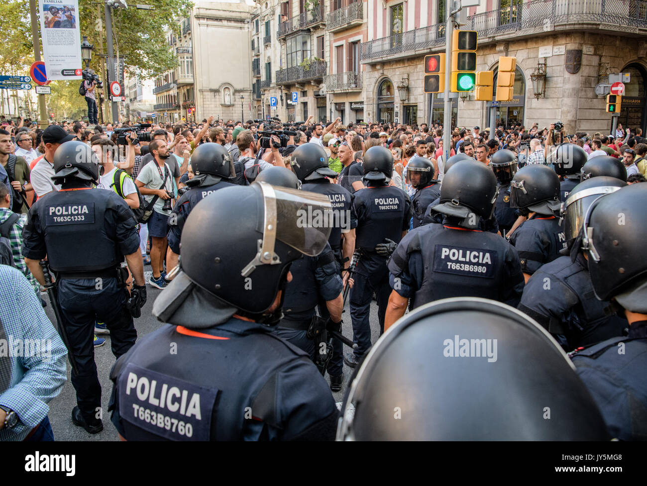 Barcelona, Spain. 18th Aug, 2017. Police officers seperate the clashing ...