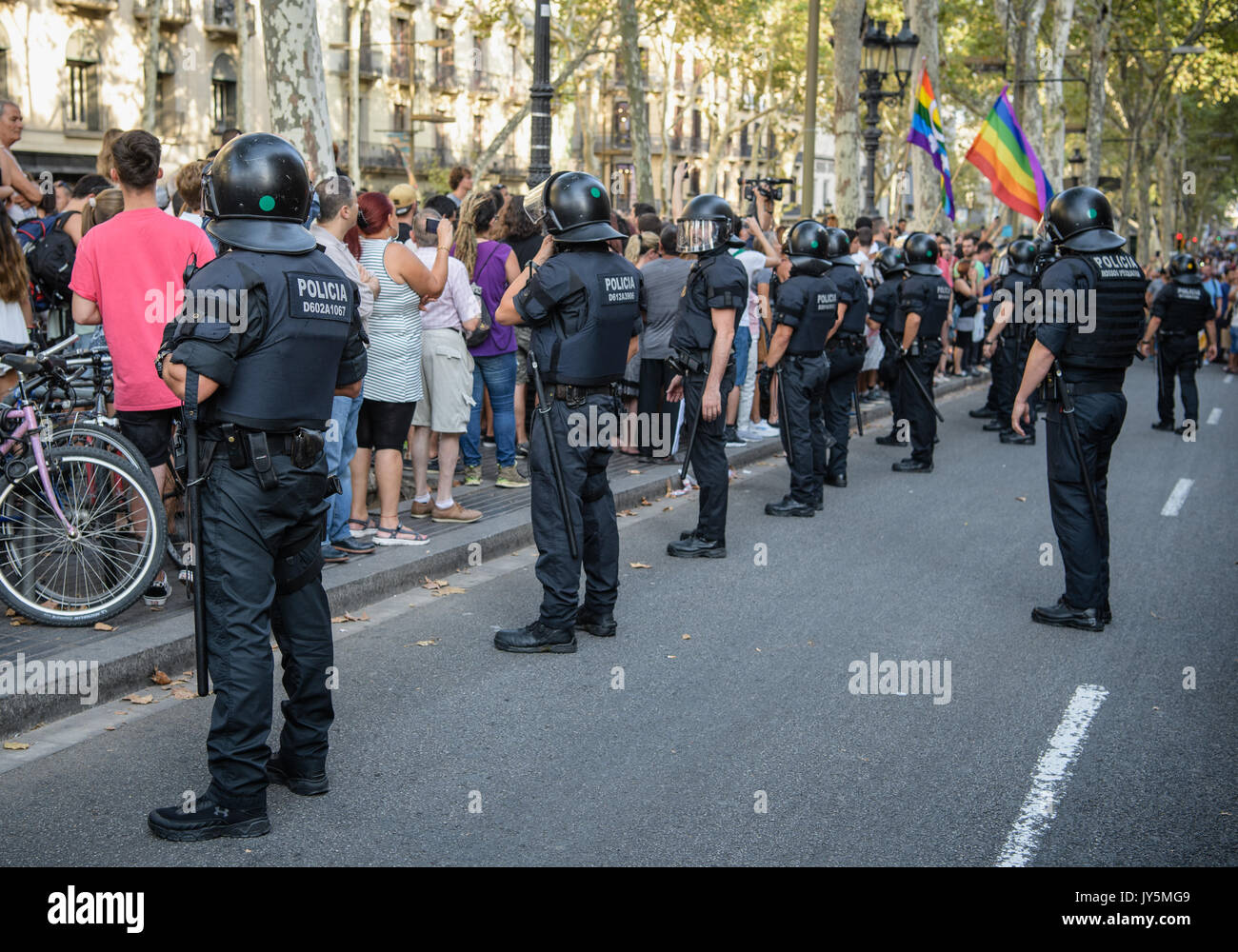 Barcelona, Spain. 18th Aug, 2017. Police officers secure a left-wing ...