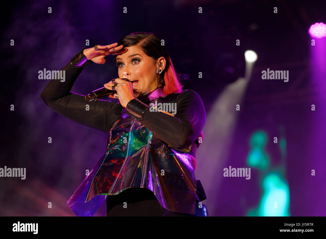 Nelly furtado crowd hi-res stock photography and images - Alamy