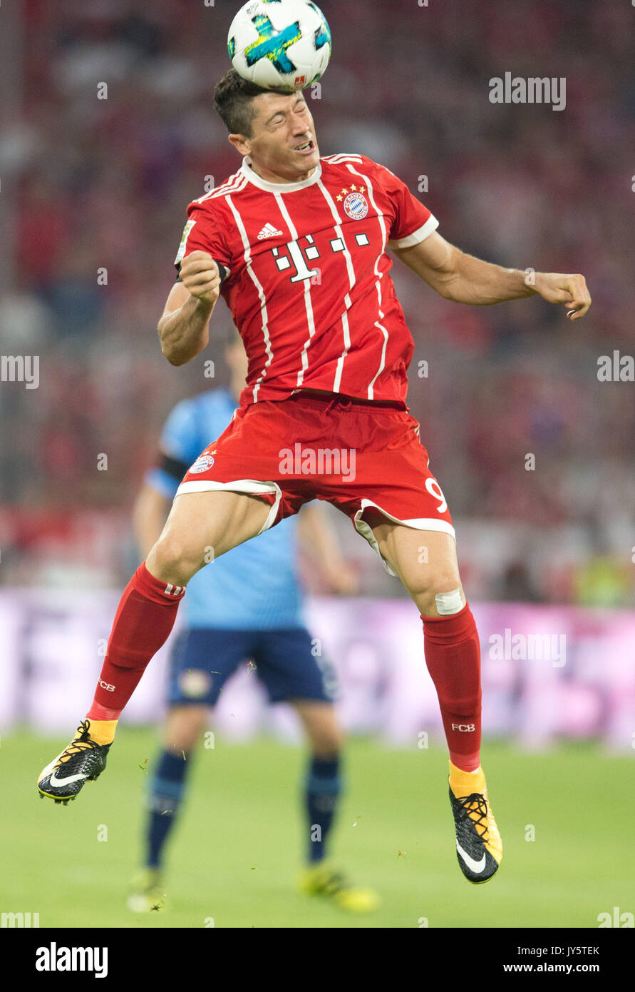 Deutschland. 18th Aug, 2017. Robert LEWANDOWSKI (FC Bayern) mit Ball ...