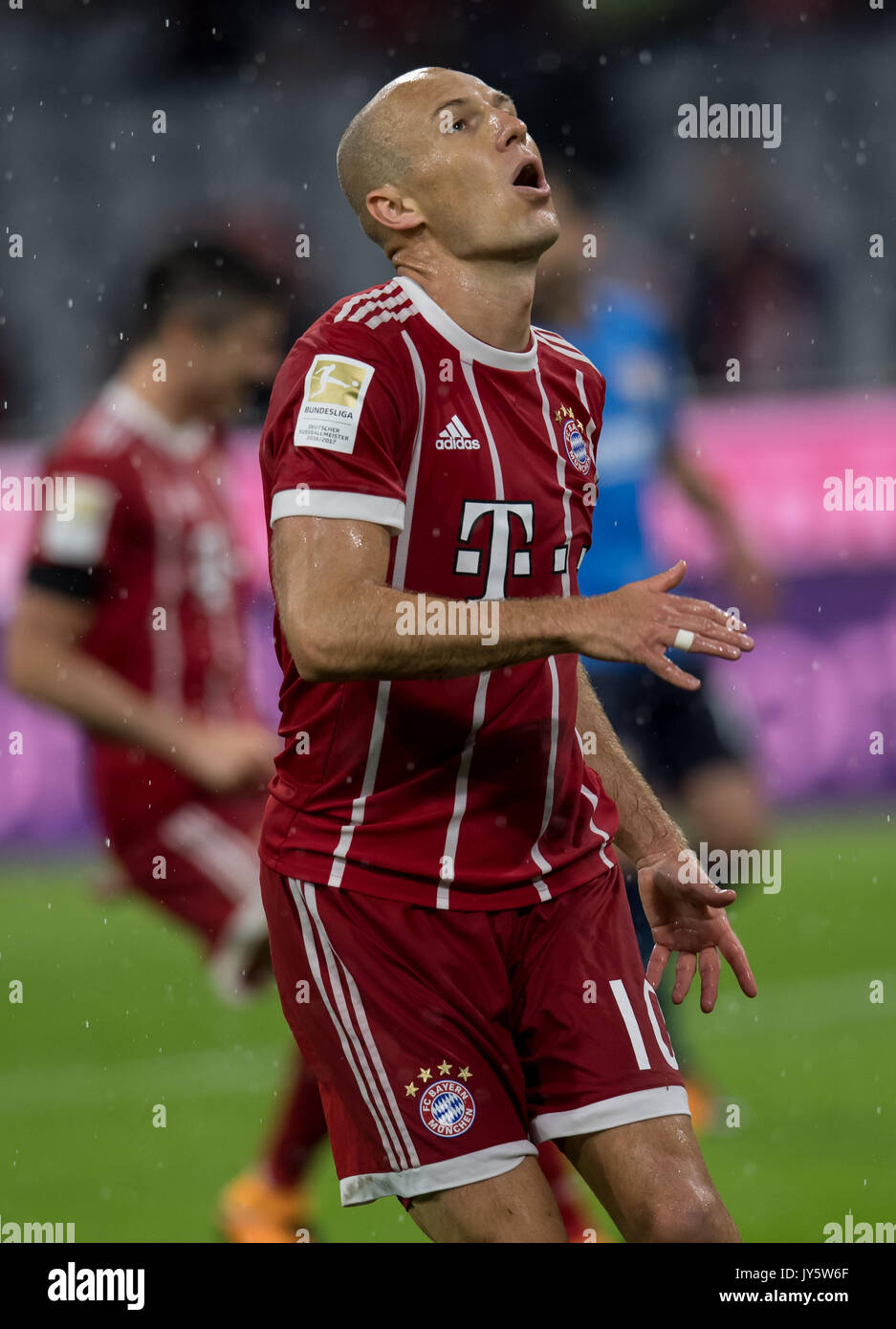 Munich, Germany. 18th Aug, 2017. Muenchen's Arjen Robben gestures on ...