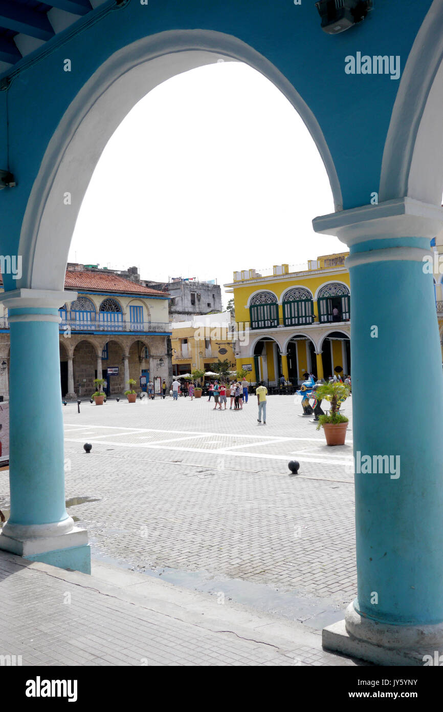 Classic Cuban architecture in Havana Stock Photo - Alamy