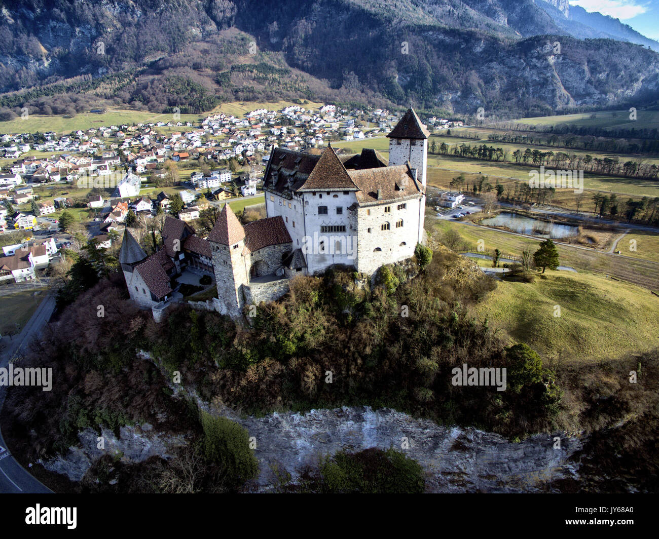 Luftaufnahme der Burg Gutenberg in Balzers im Fürstentum Liechtenstein ...