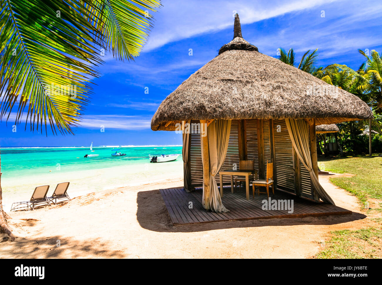 Sunny scenery luxury coast beach hi-res stock photography and images ...