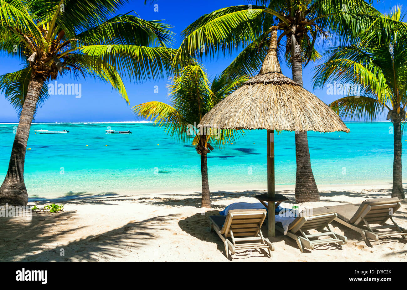Sandy beach tropical island hi-res stock photography and images - Alamy