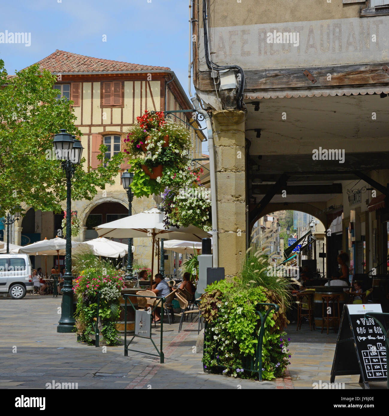 Riverside restaurants france hi-res stock photography and images - Alamy