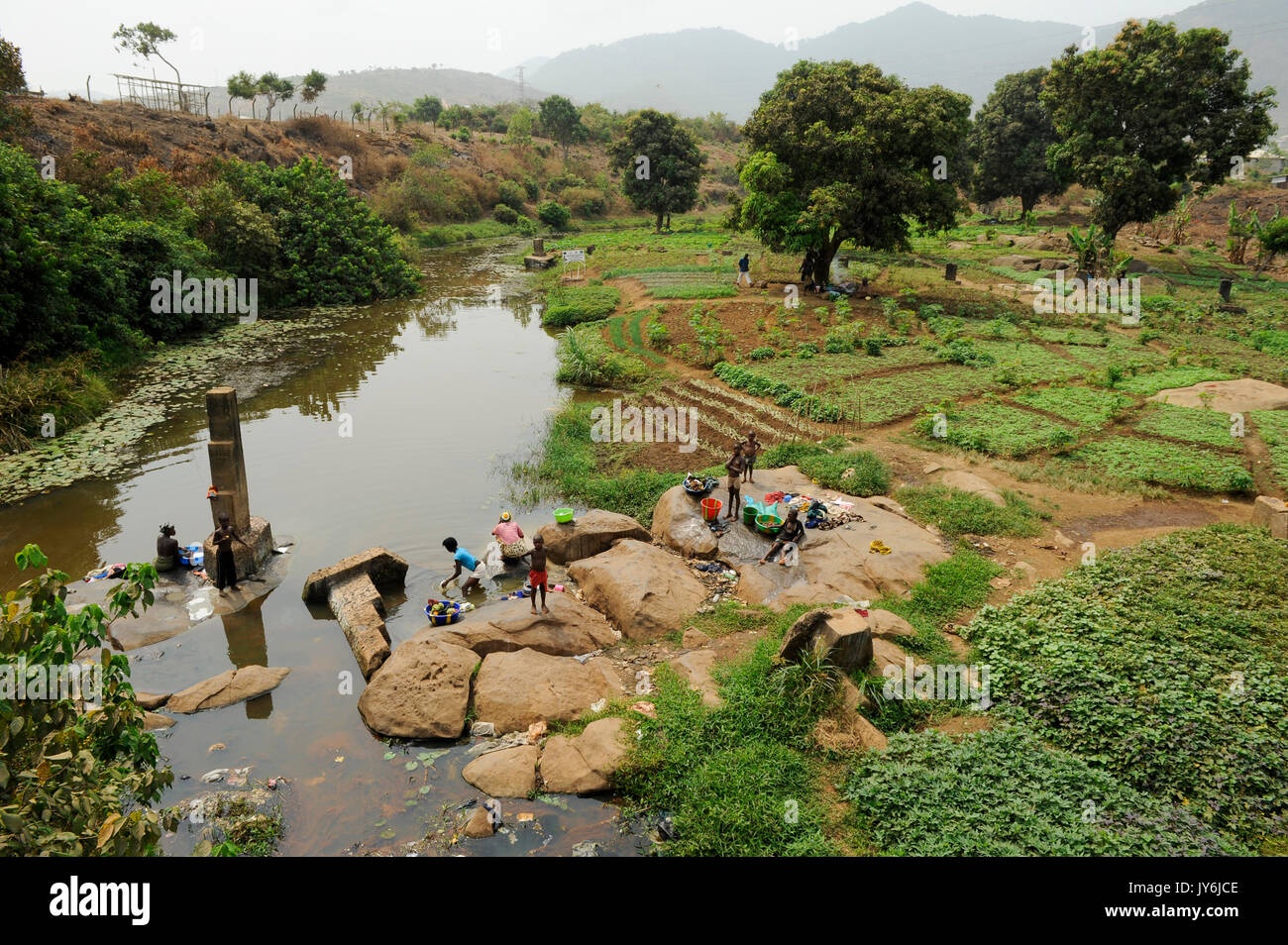 Afrika SIERRA LEONE, small river and irrigated vegetable farm ...