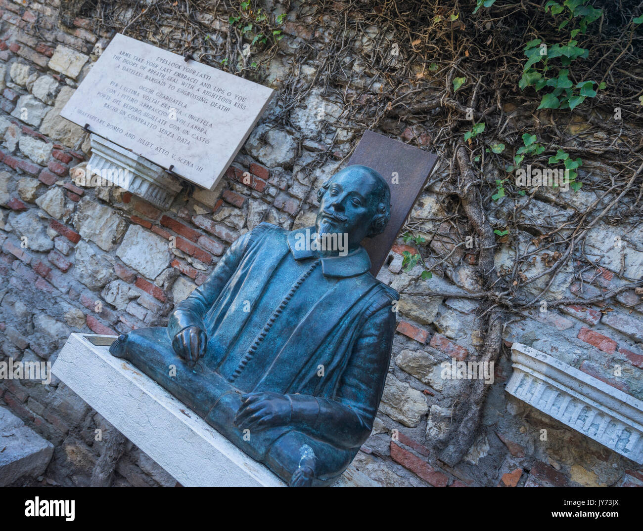Verona, Veneto, Italy. Statue of William Shakespeare at the Juliet Tomb ...