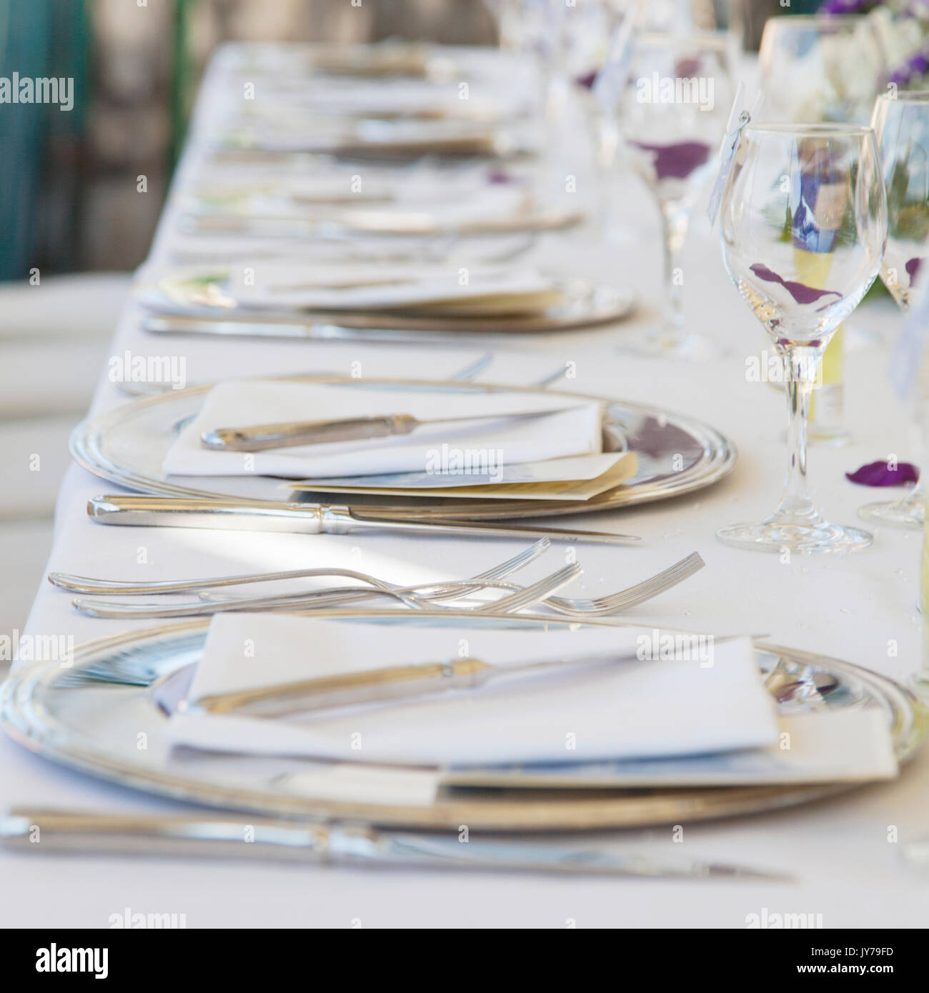Wedding table. Plates and cutlery set out for a wedding Stock Photo - Alamy