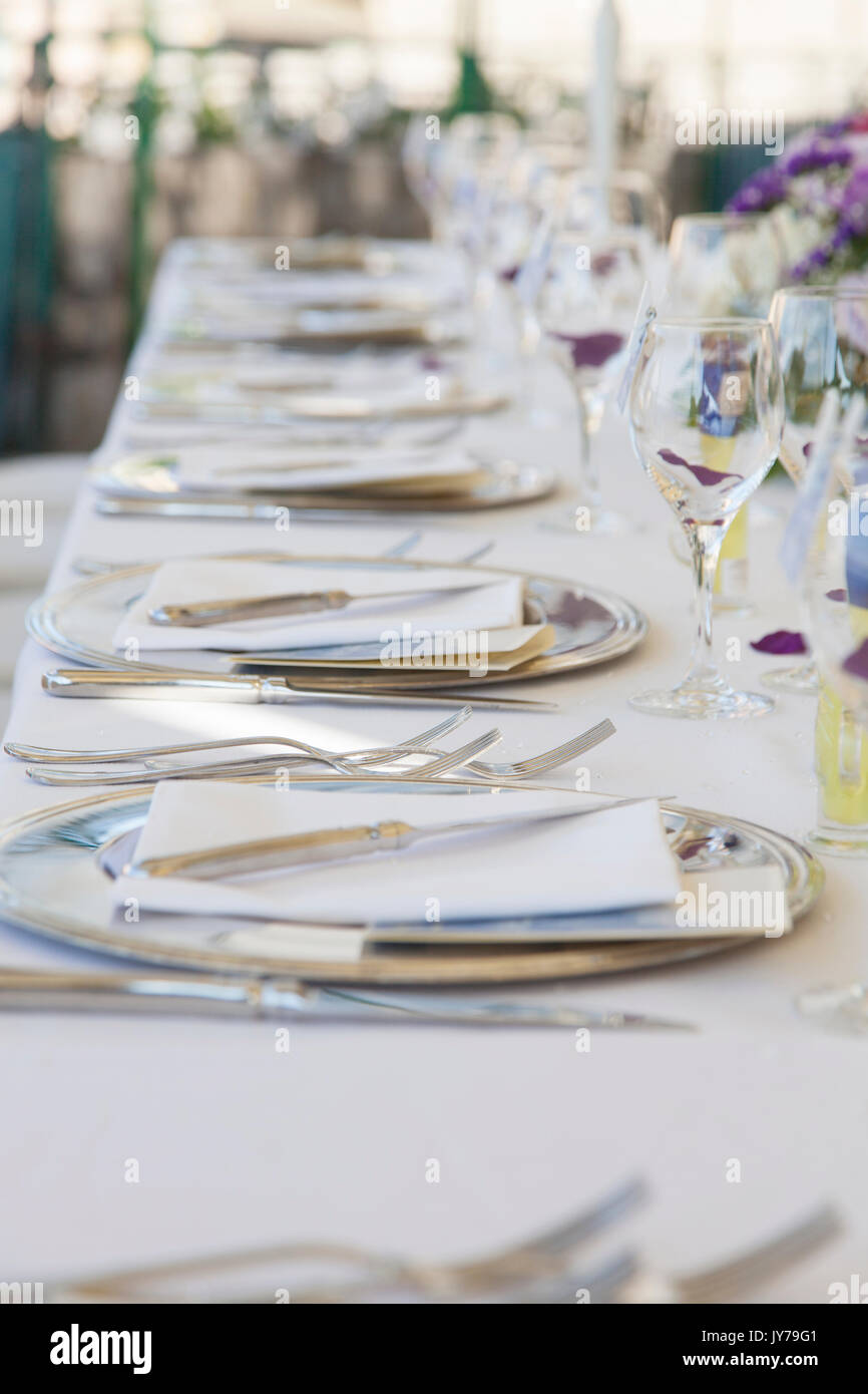 Wedding table. Plates and cutlery set out for a wedding Stock Photo - Alamy
