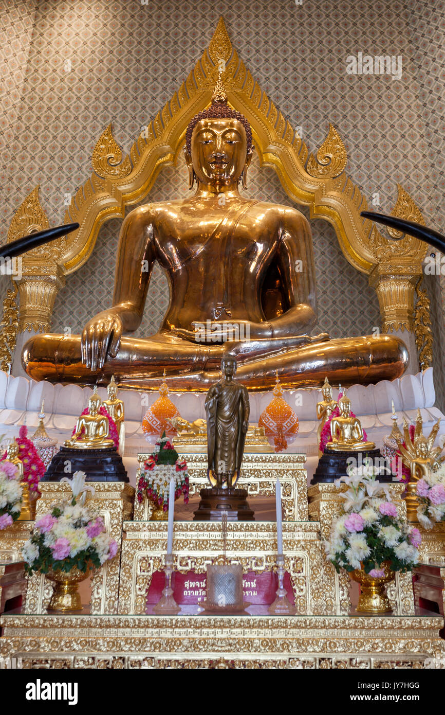 Pure Golden Buddha statue at Wat Traimit temple in Chinatown, Bangkok ...