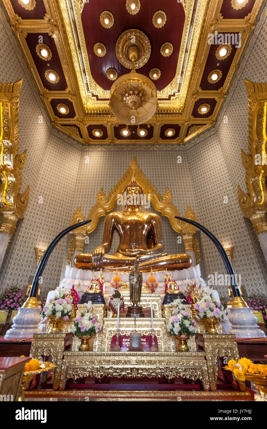 Pure Golden Buddha statue at Wat Traimit temple in Chinatown, Bangkok ...