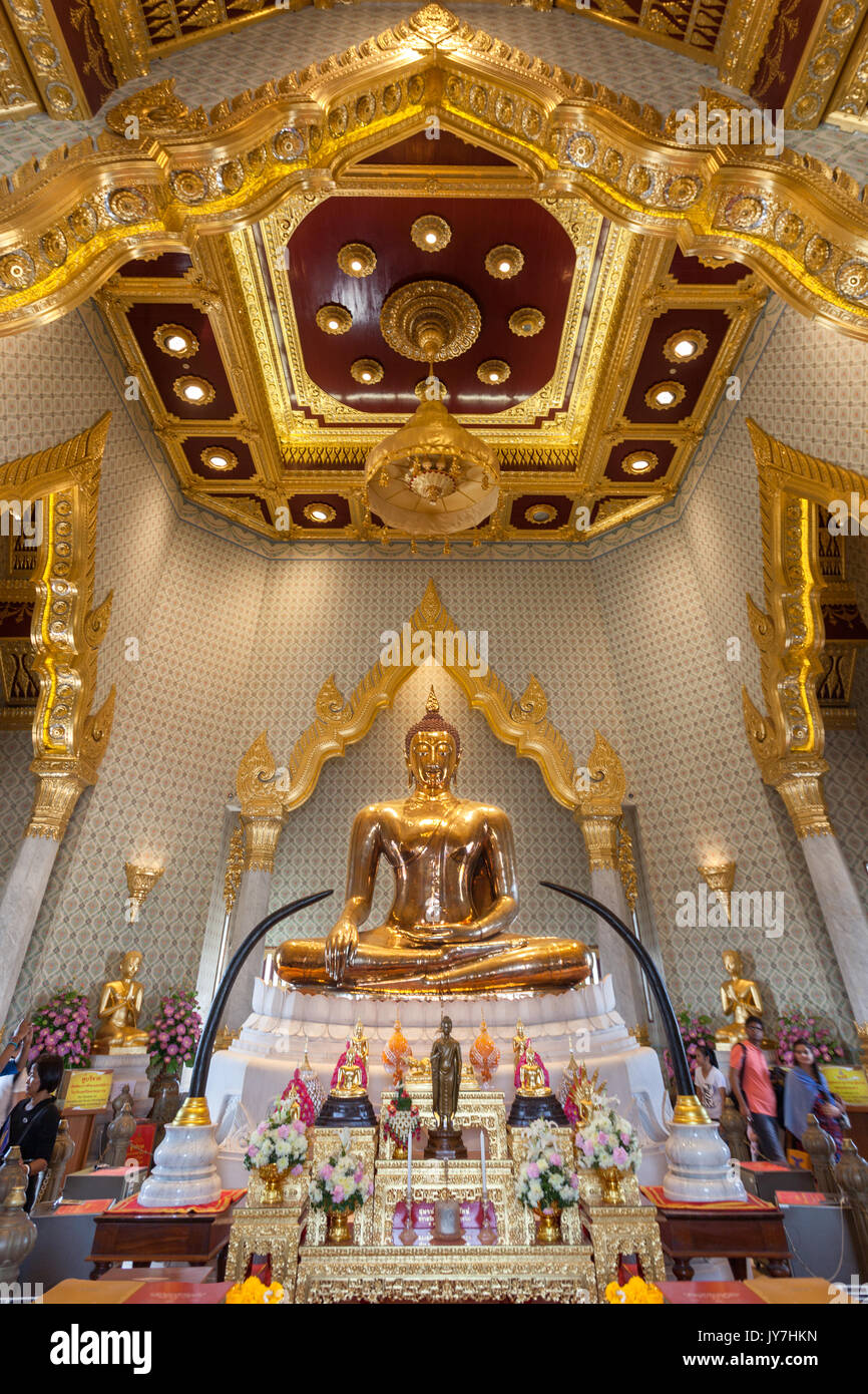 Pure Golden Buddha statue at Wat Traimit temple in Chinatown, Bangkok ...