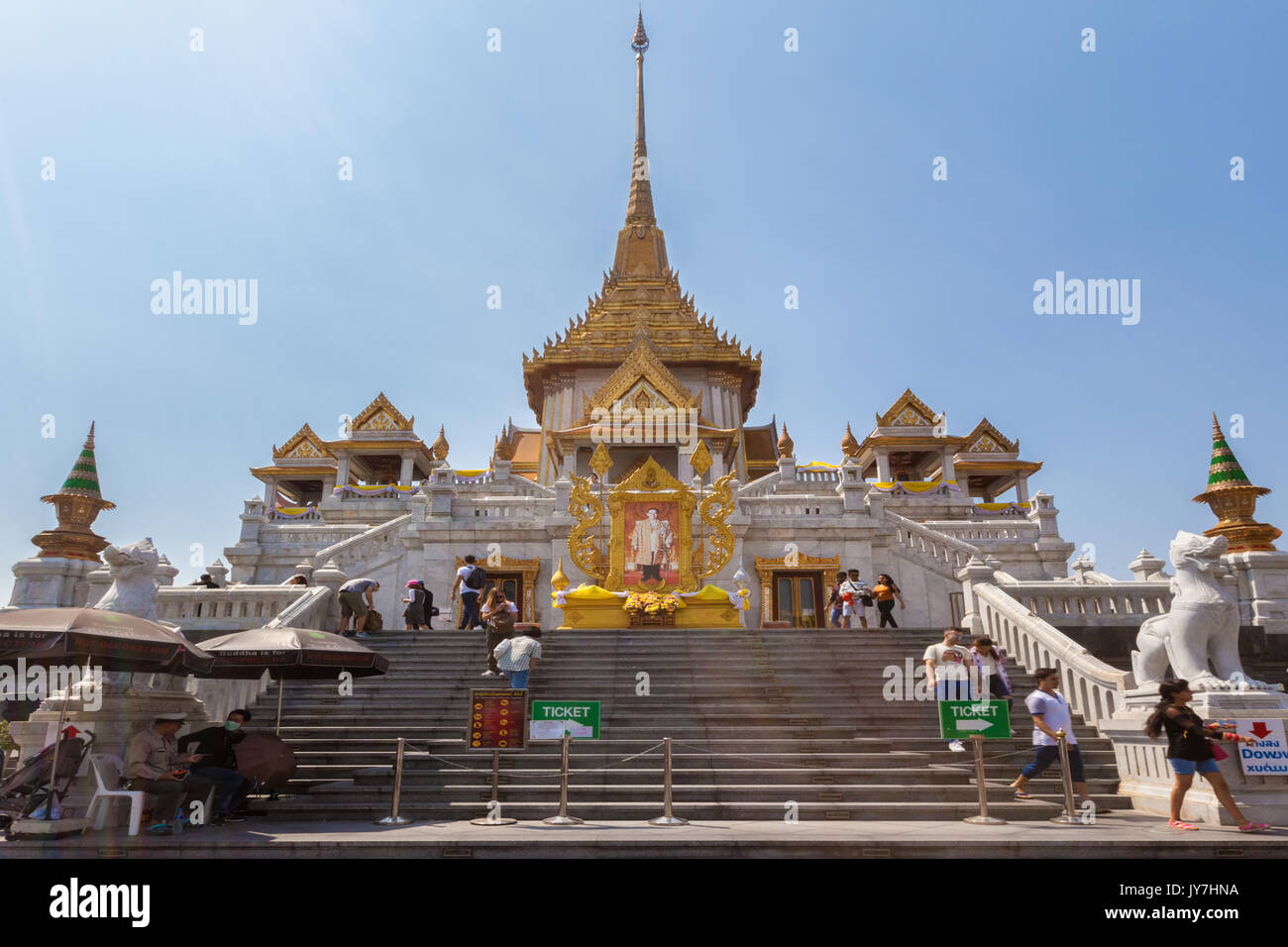 Temple of the Golden Buddha or Wat Traimit in Chinatown, Bangkok ...