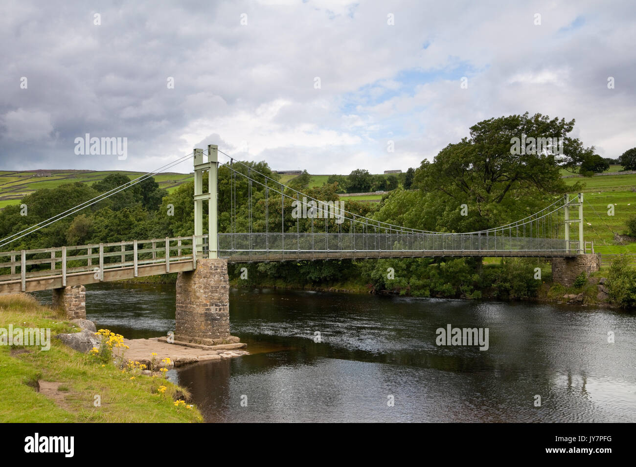 The suspension bridge over the River Swale near Reeth Stock Photo - Alamy