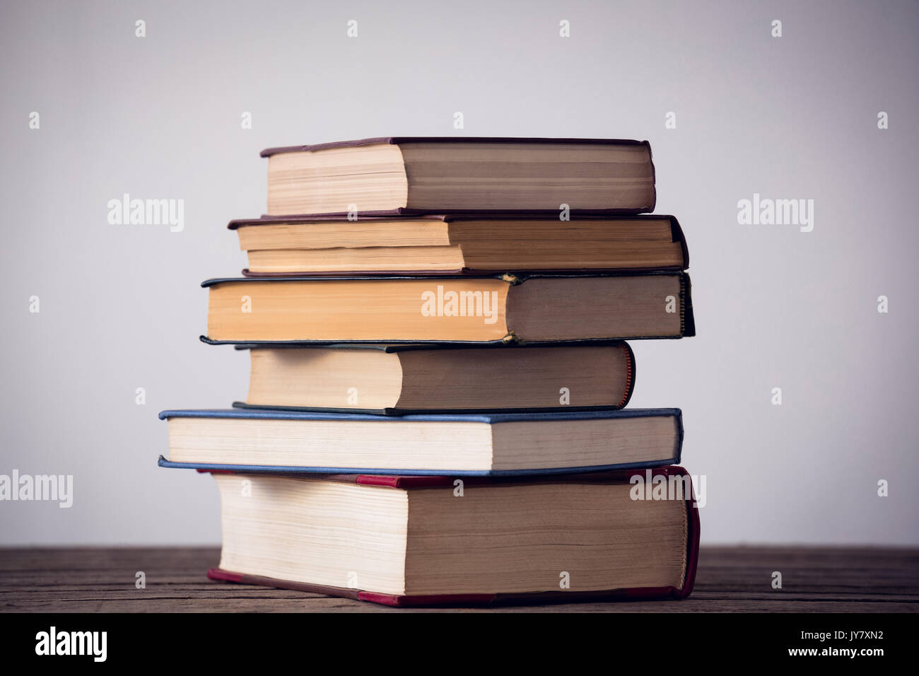 Hanging books hi-res stock photography and images - Alamy