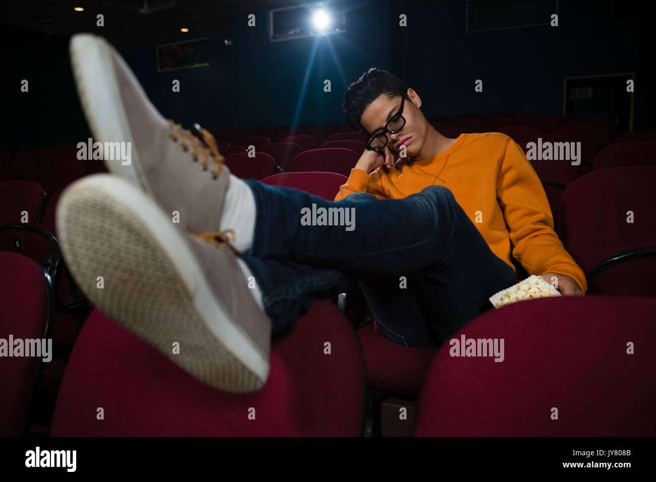 Sleeping audience theatre hi-res stock photography and images - Alamy