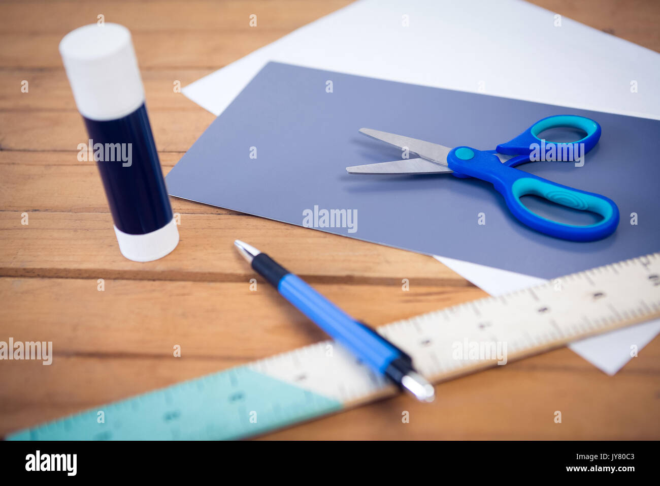 Scissor still life hi-res stock photography and images - Alamy
