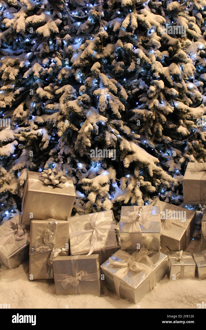 Christmas tree gifts snow hi-res stock photography and images - Alamy