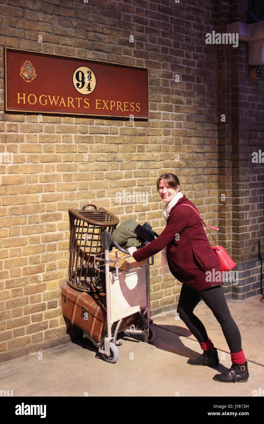 Platform 9 3 4 london kings cross hi-res stock photography and images ...