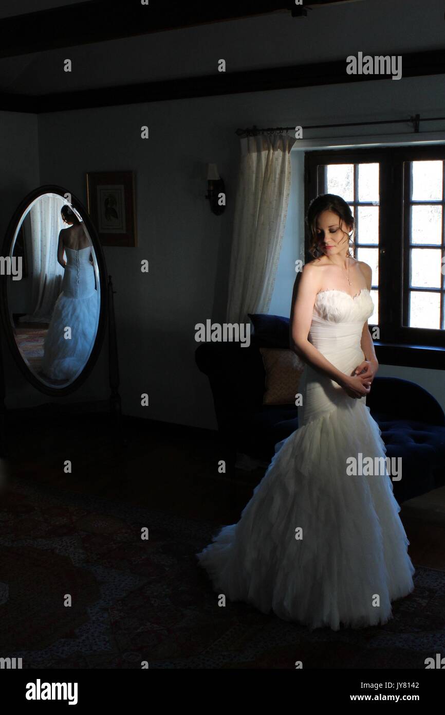 Beautiful bride prepares for her wedding Stock Photo - Alamy