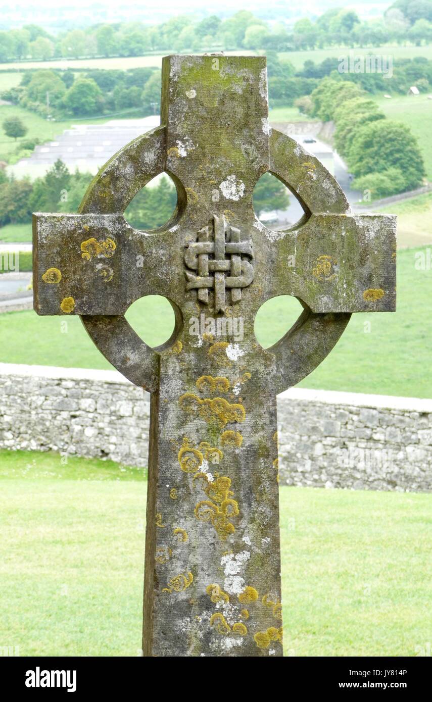 A Celtic cross marks a grave in Ireland Stock Photo - Alamy