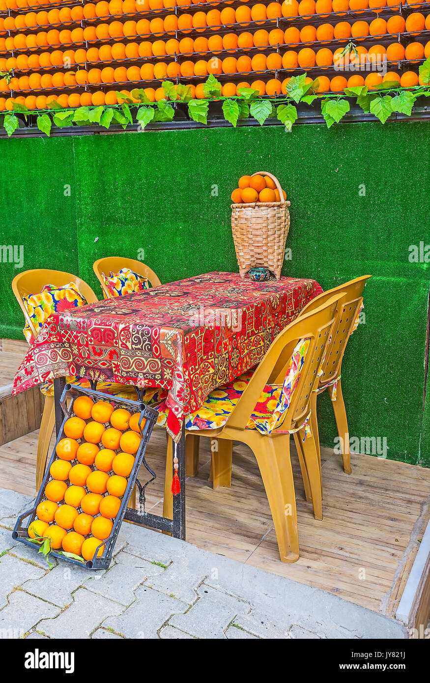 The boxes and baskets with fresh fragrant oranges decorate the tables ...