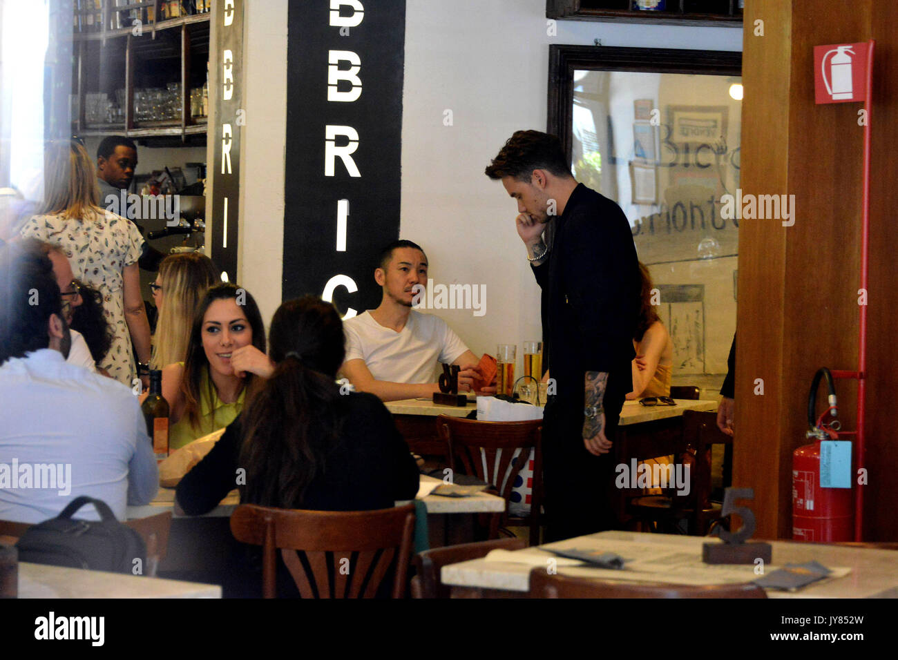 Liam Payne heads to a pizzeria in Milan after attending the Giorgio ...