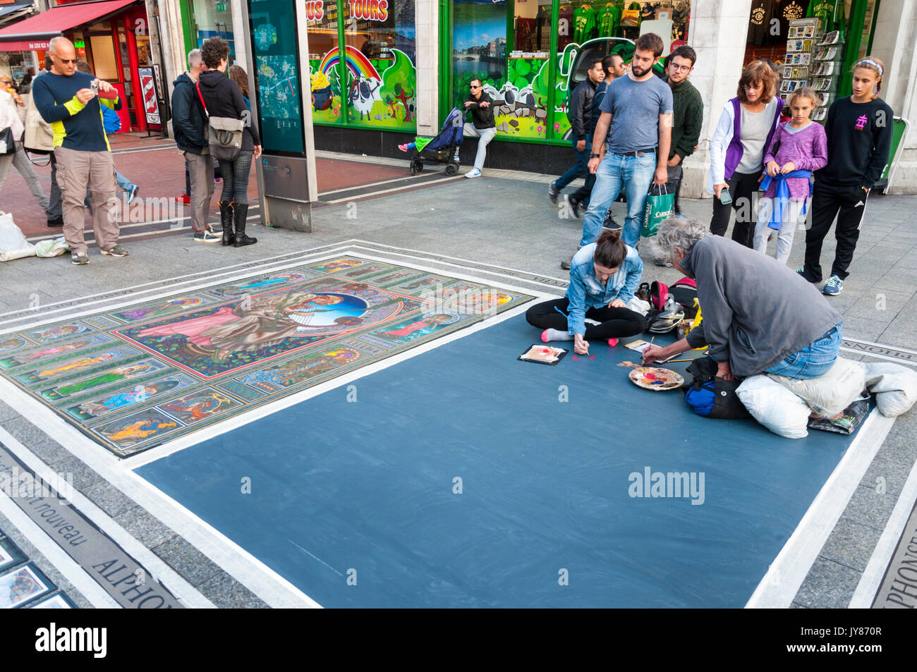 Pavement artists hi-res stock photography and images - Alamy