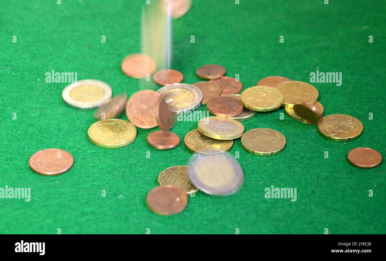 Green felt table hi-res stock photography and images - Alamy