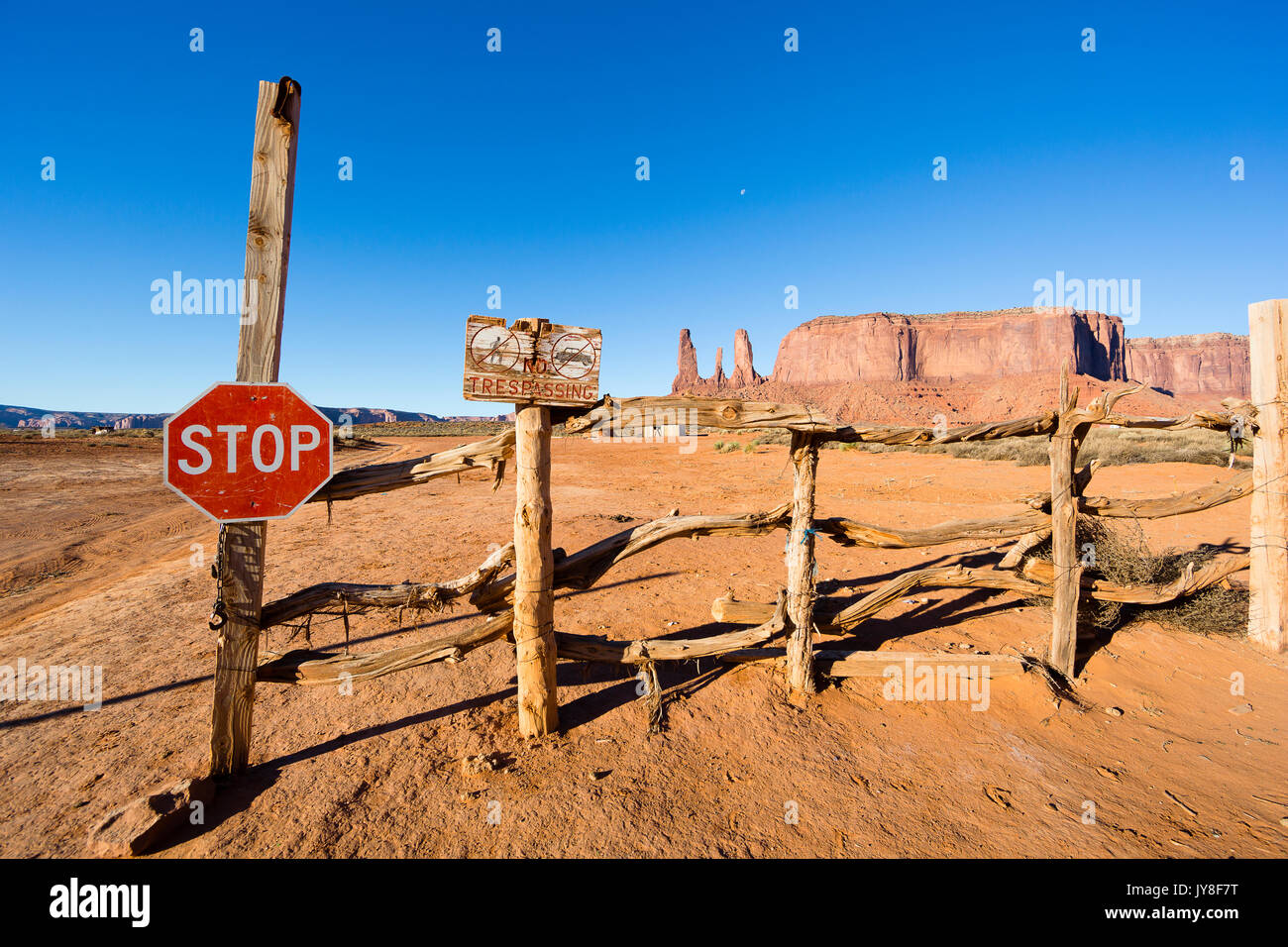 No trespassing signs hi-res stock photography and images - Alamy