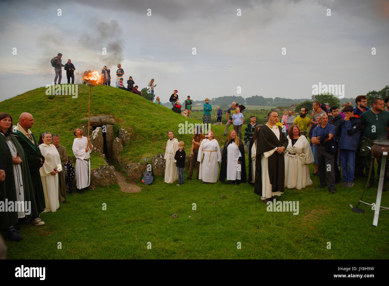 Summer Solstice Celebration, Bryn Celli Ddu, Anglesey Stock Photo - Alamy