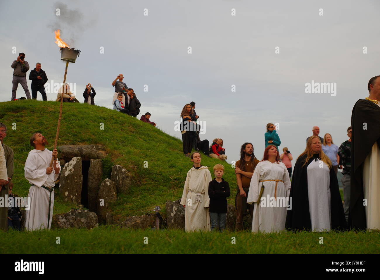 Summer Solstice Celebration, Bryn Celli Ddu, Anglesey Stock Photo - Alamy