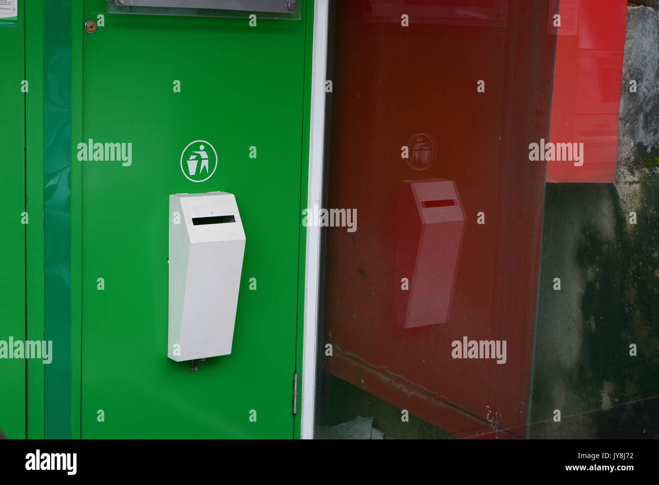 Green and red bins symbol on wall Stock Photo - Alamy