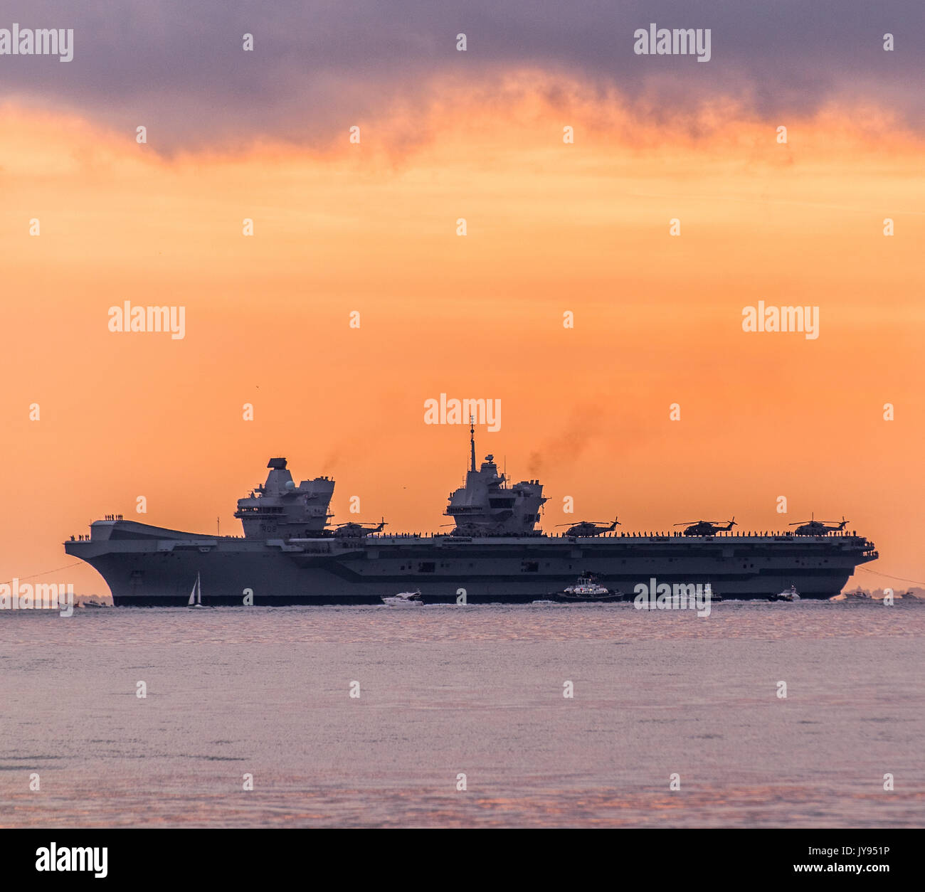 Hms queen elizabeth hi-res stock photography and images - Alamy