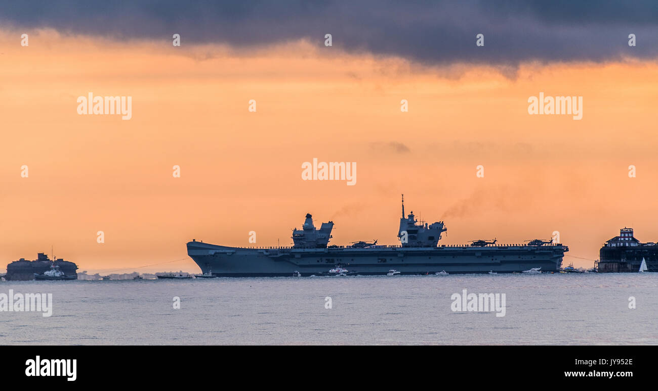 HMS Queen Elizabeth sailing between the Solent Forts Stock Photo - Alamy