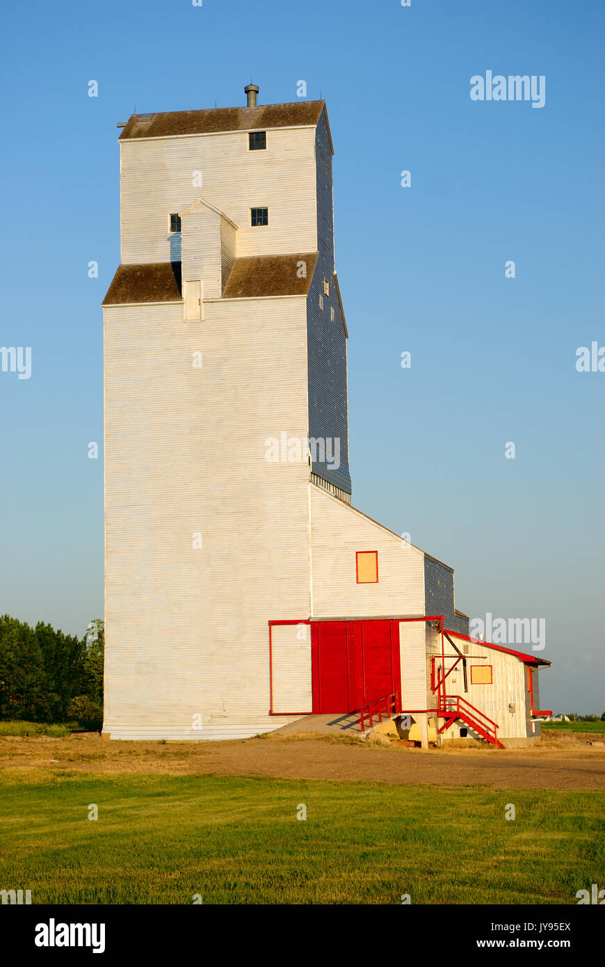 Saskatchewan Canadian Prairie Grain Elevator Stock Photo - Alamy