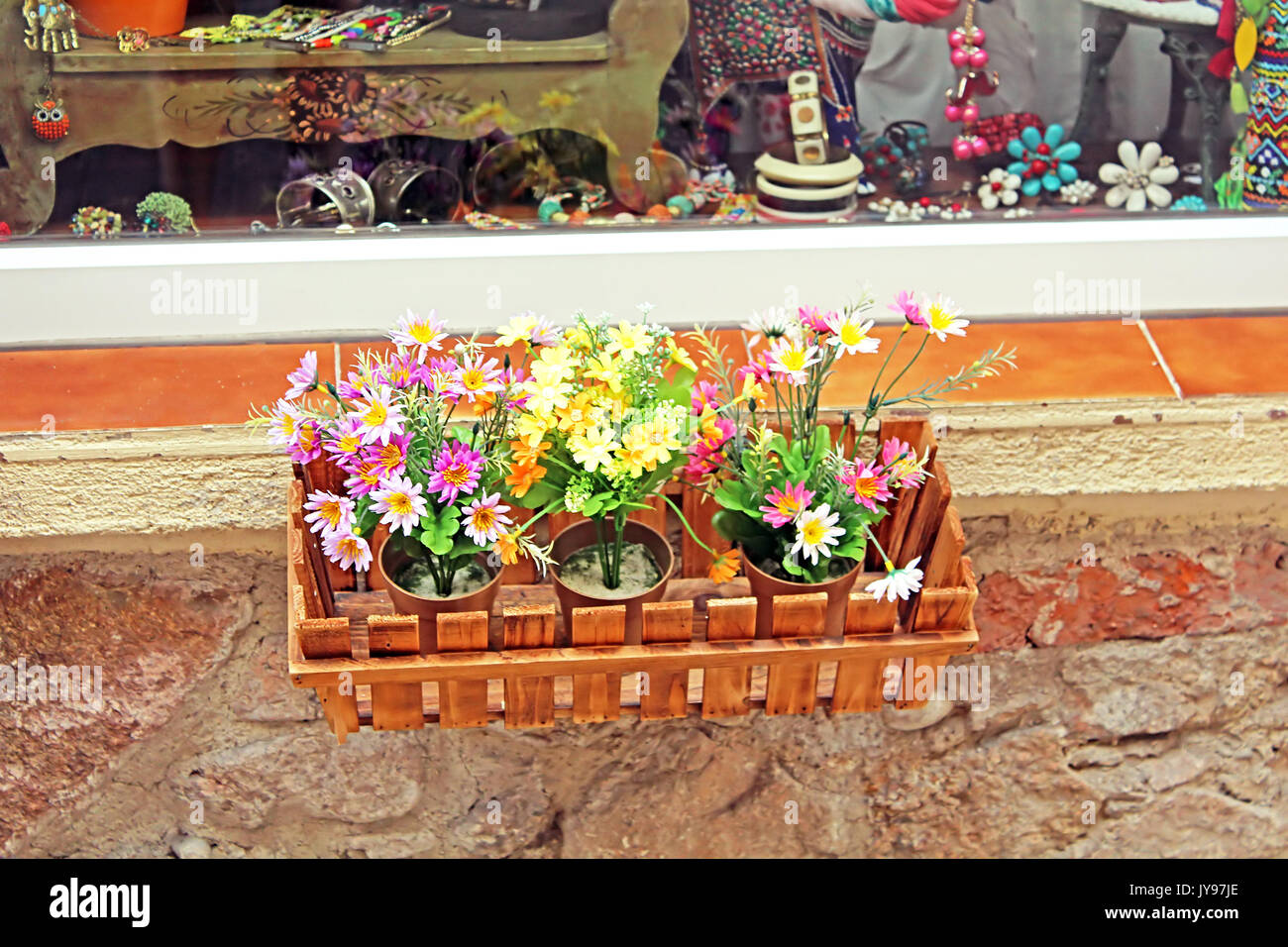 Shopfront pots hi-res stock photography and images - Alamy