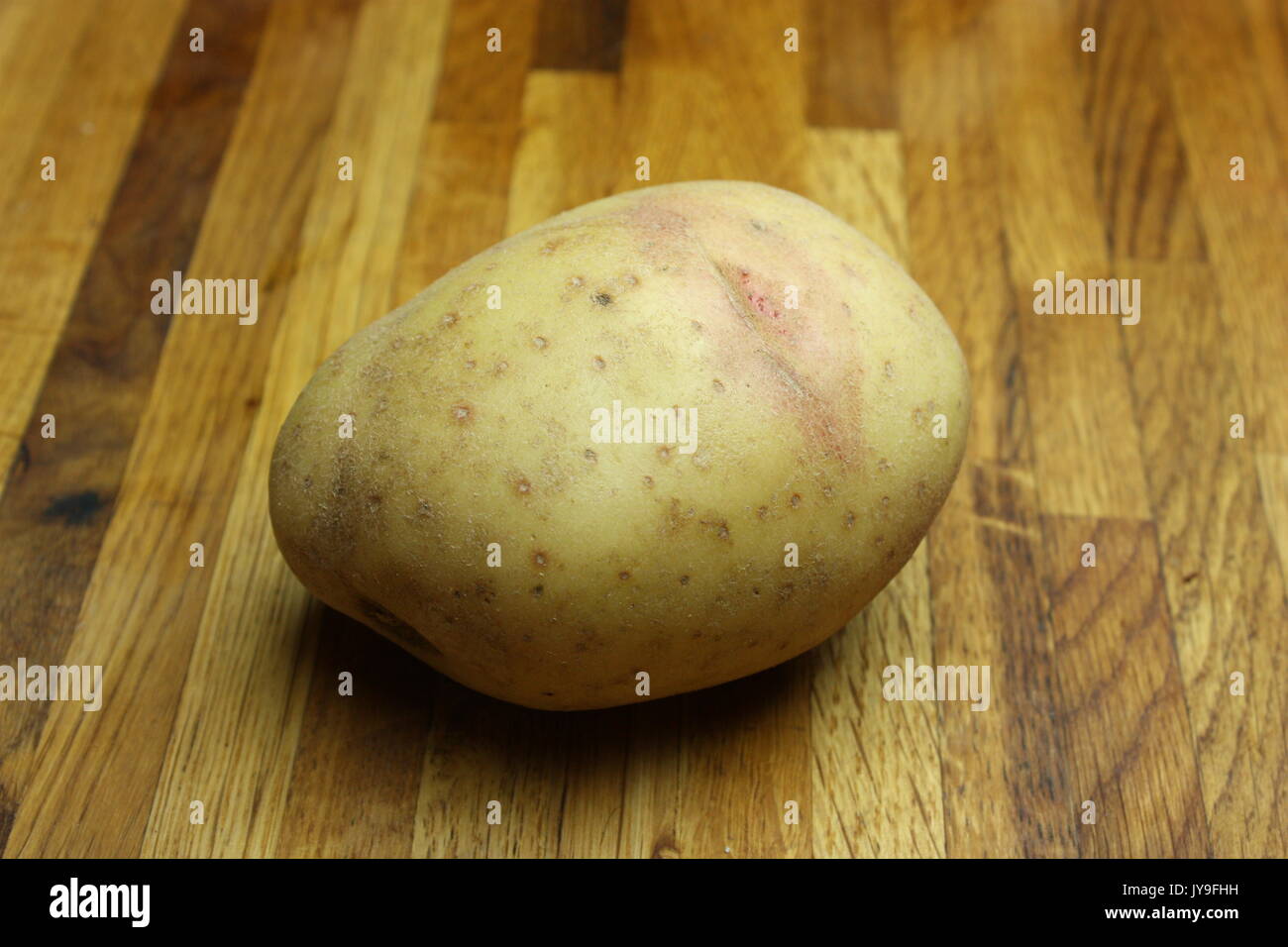 Single fresh potato hi-res stock photography and images - Alamy