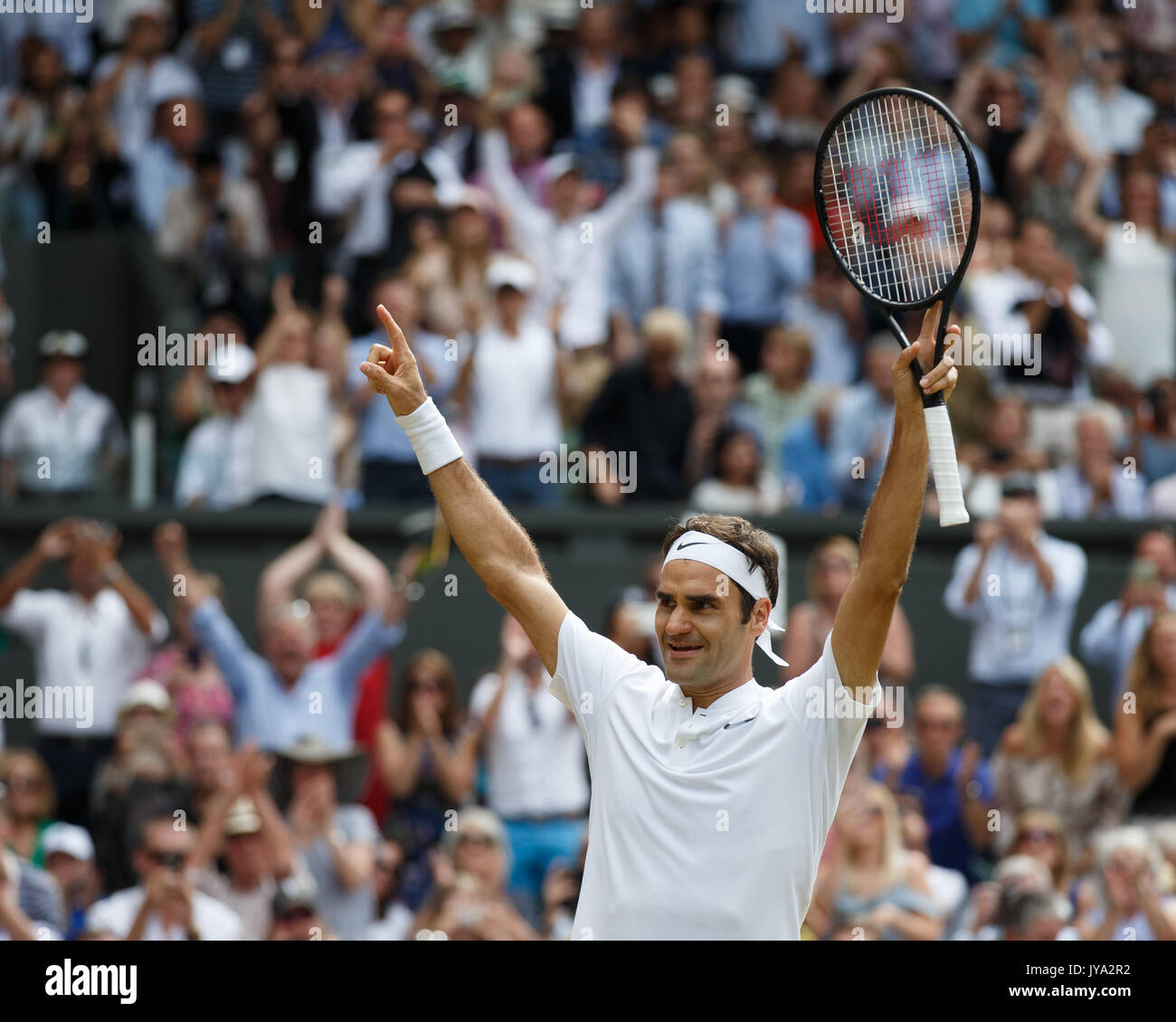 ROGER FEDERER celebrating victory at Wimbledon Stock Photo - Alamy