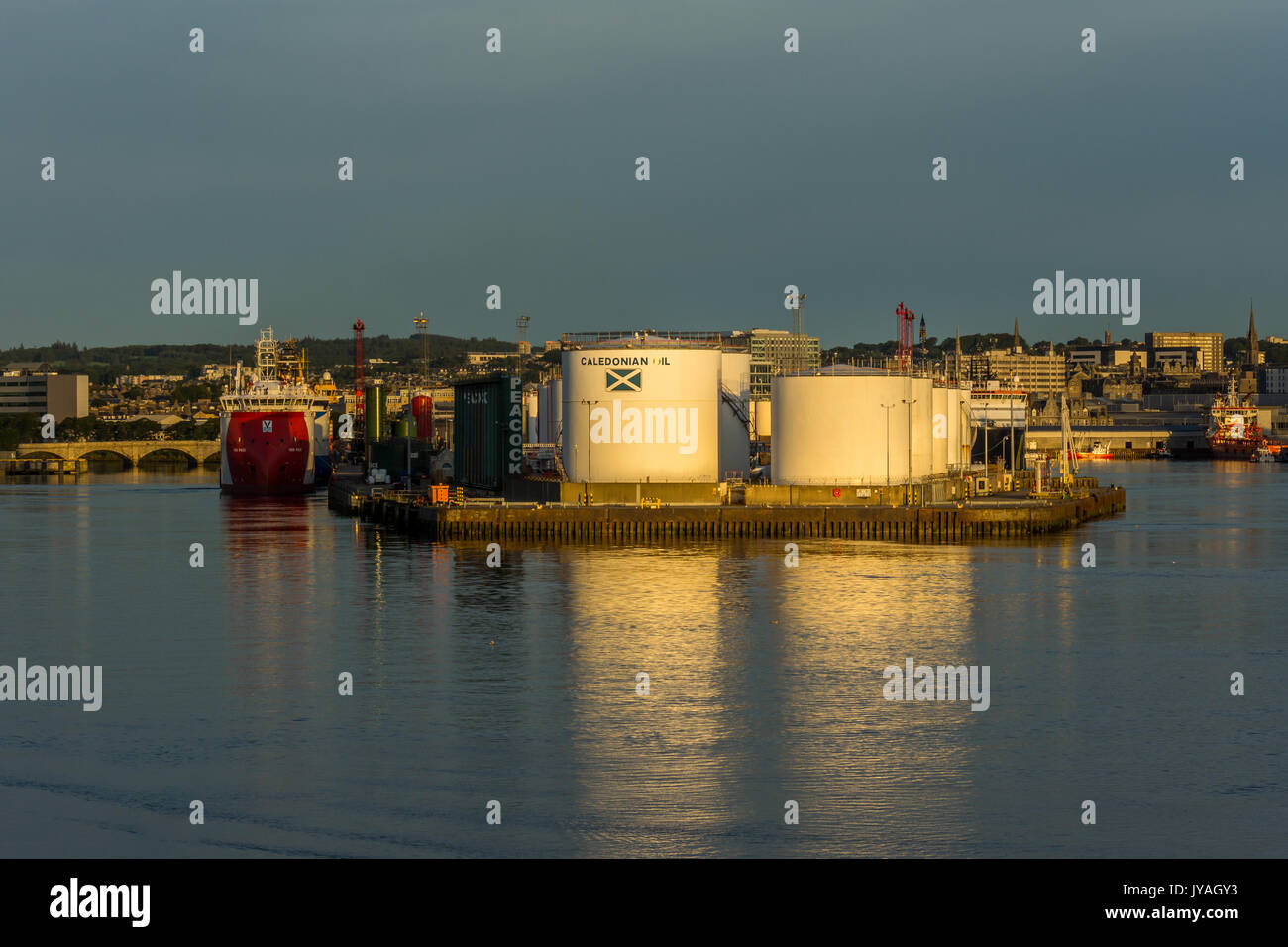 Oil industry tanks hi-res stock photography and images - Alamy